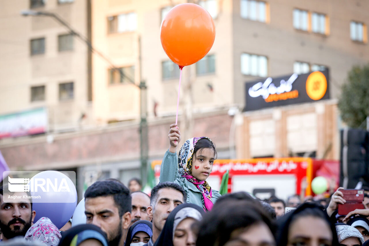 جشن میلاد پیامبر مهربانیها در میدان حضرت ولیعصر عج تهران پایگاه